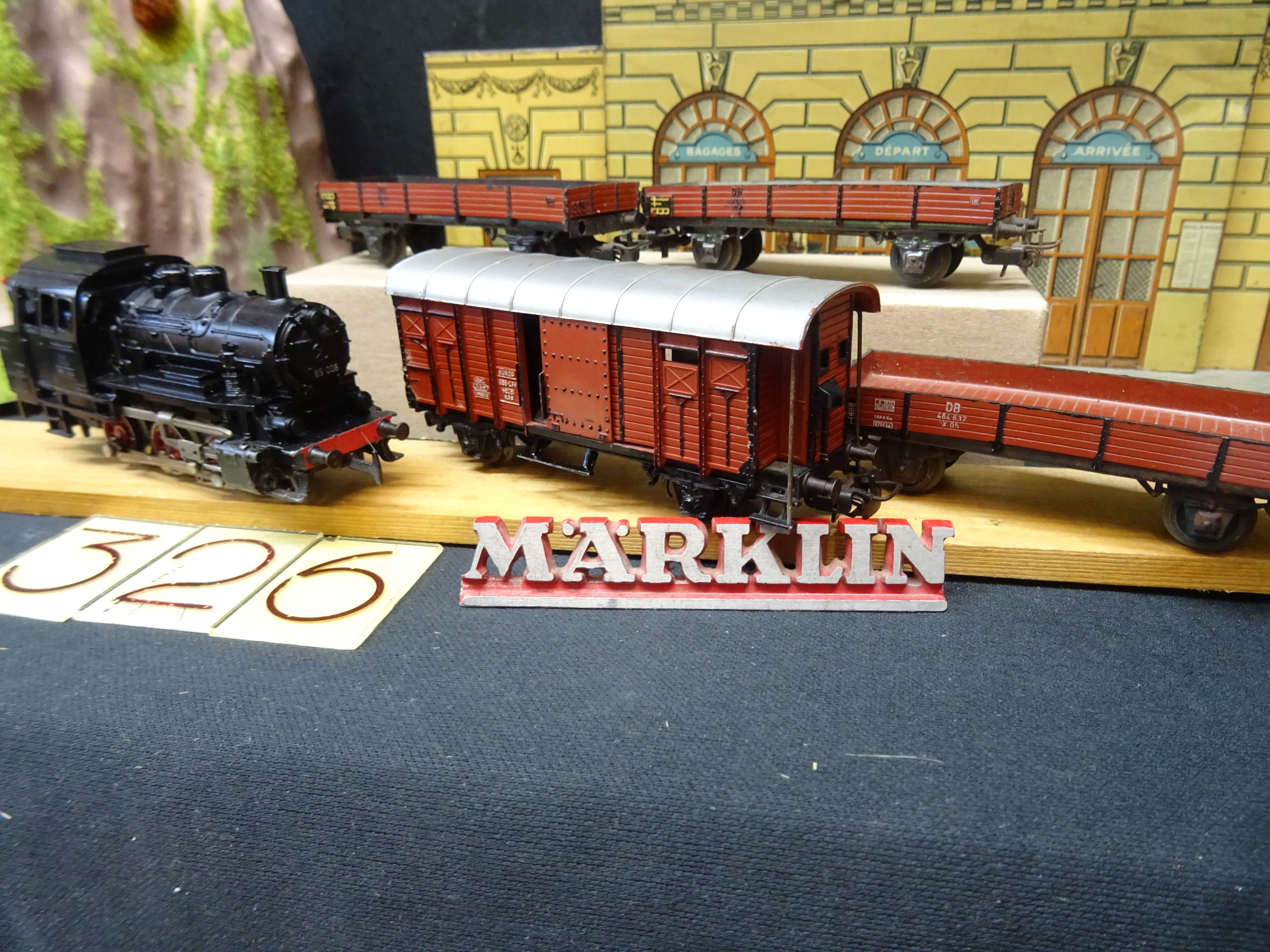 326A=Marklin 3000 tender loc met goederenwagens. - Elizabeth Maria