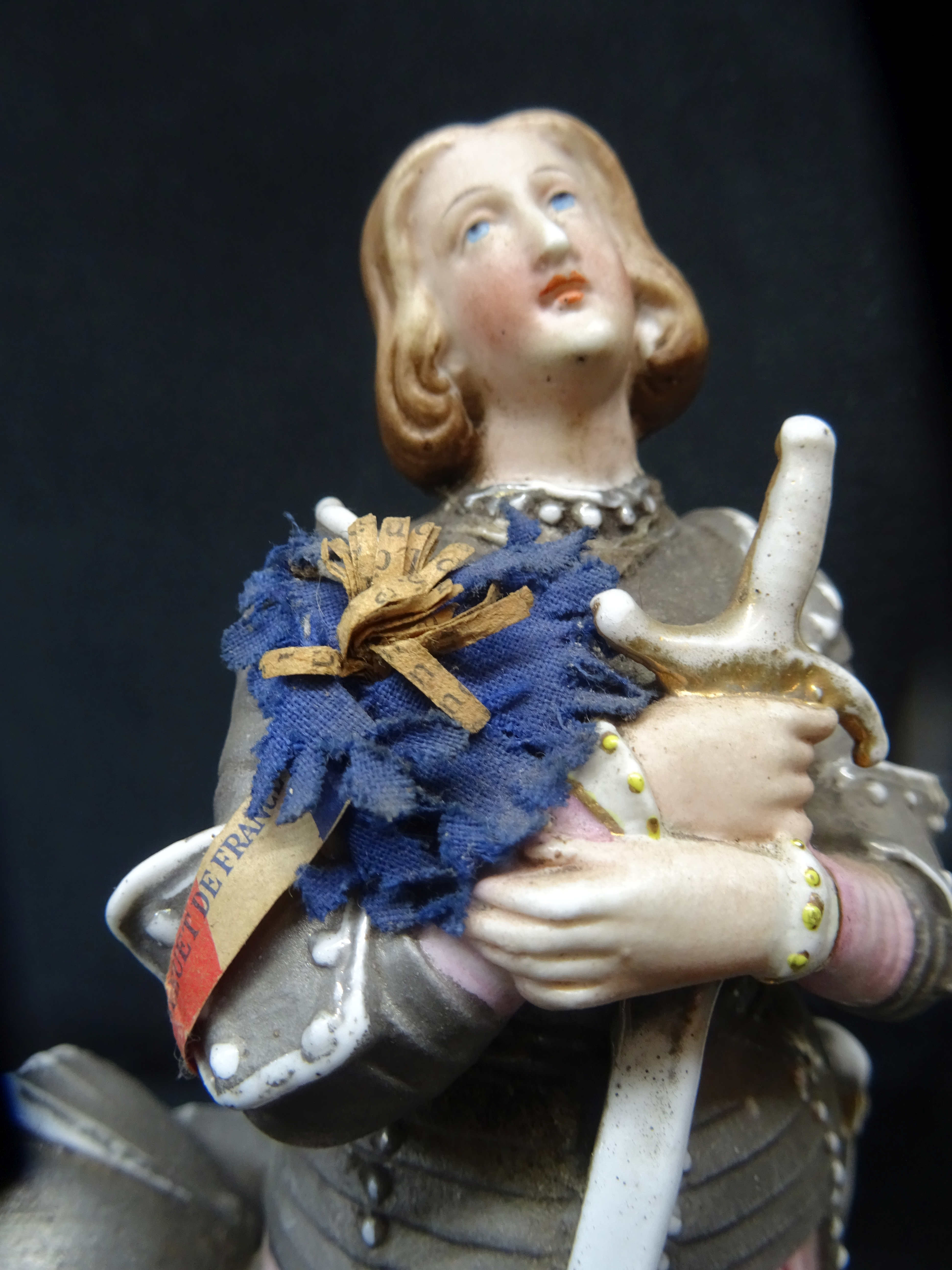 1134=Jeanne d' Arc, patroon Heilige, porselein. - Elizabeth Maria